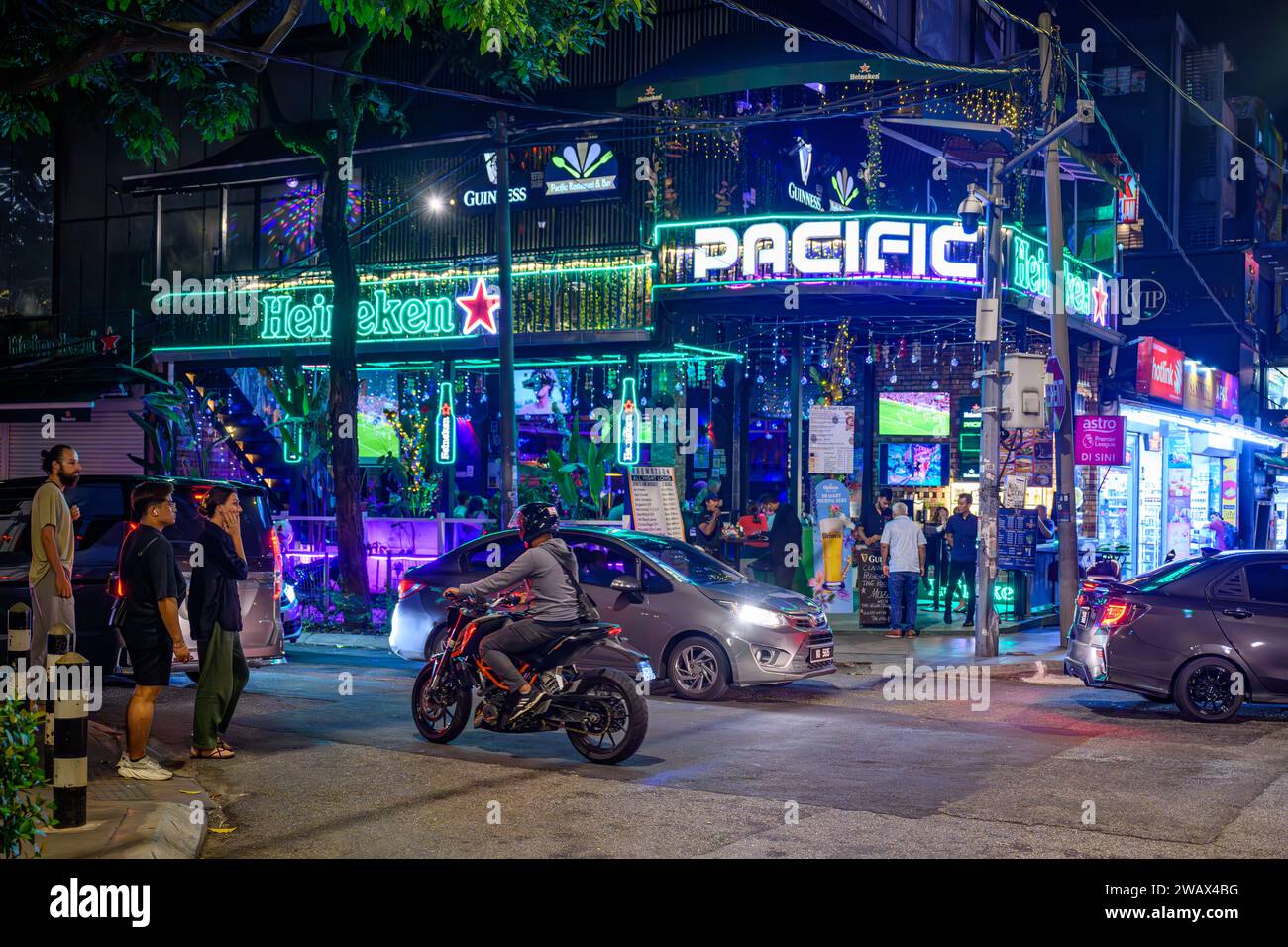 Kuala Lumpur nightlife. A busy evening on Changkat Bukit Bintang Stock ...
