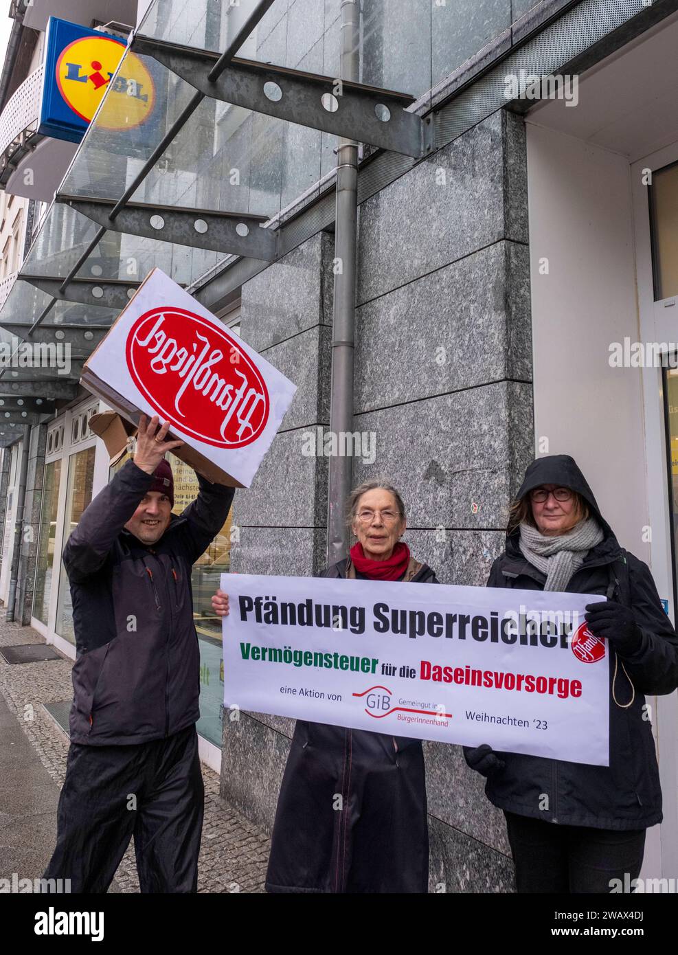 Symbolische Pfändungen von Superreichen Deutschland, Berlin, 21.12.2023 ...