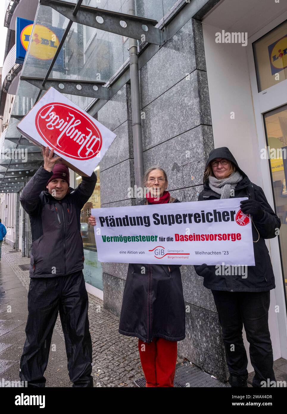 Symbolische Pfändungen von Superreichen Deutschland, Berlin, 21.12.2023 ...