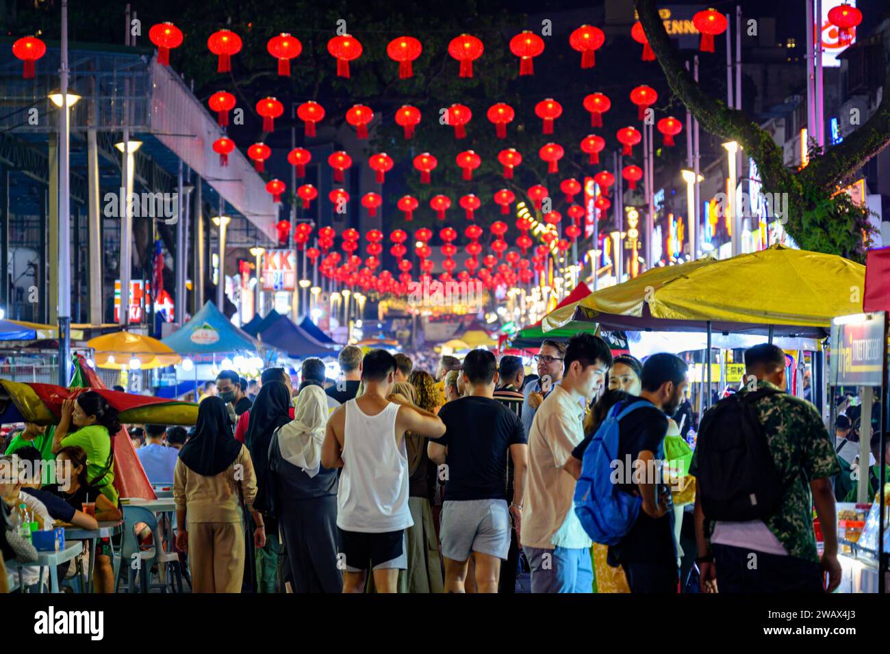 A busy night on Jalan Alor food street, Kuala Lumpur, Malaysia Stock ...