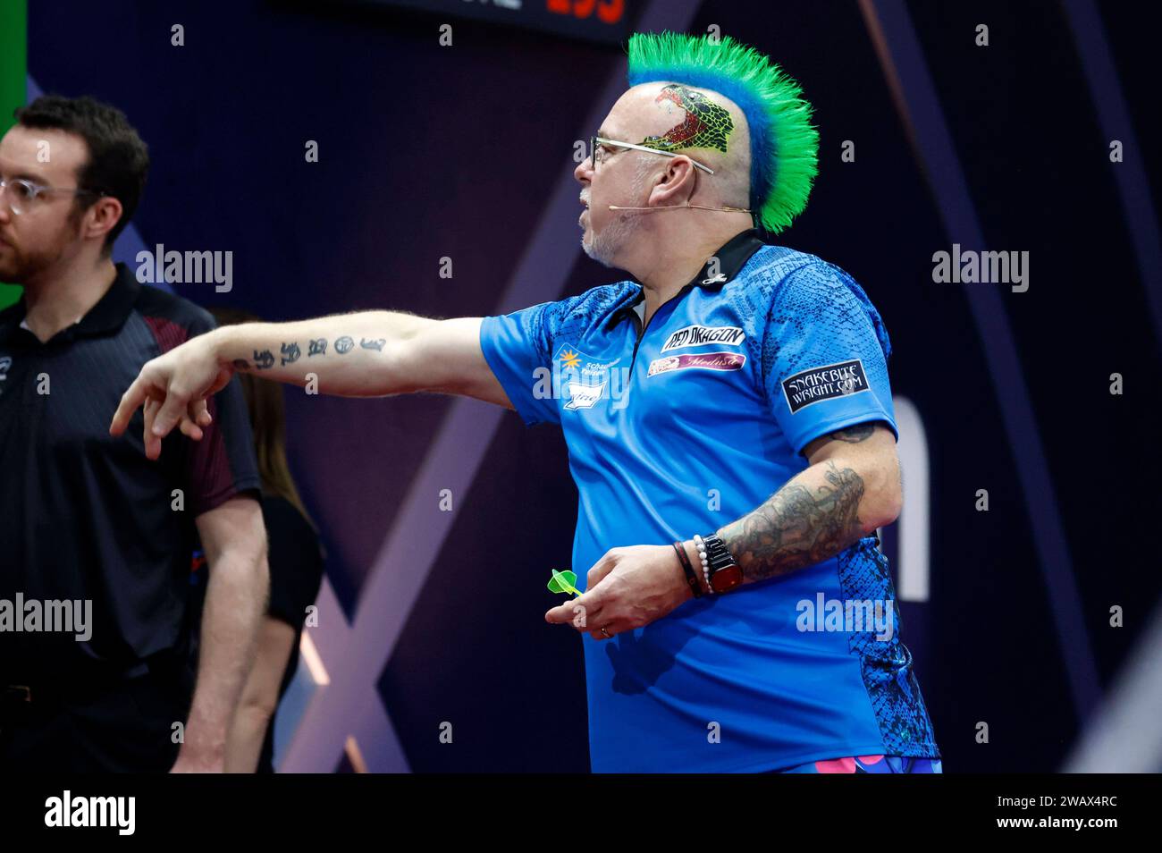 Peter Snakebite Wright bei der Promi-Darts-WM 2024 im Maritim Hotel ...