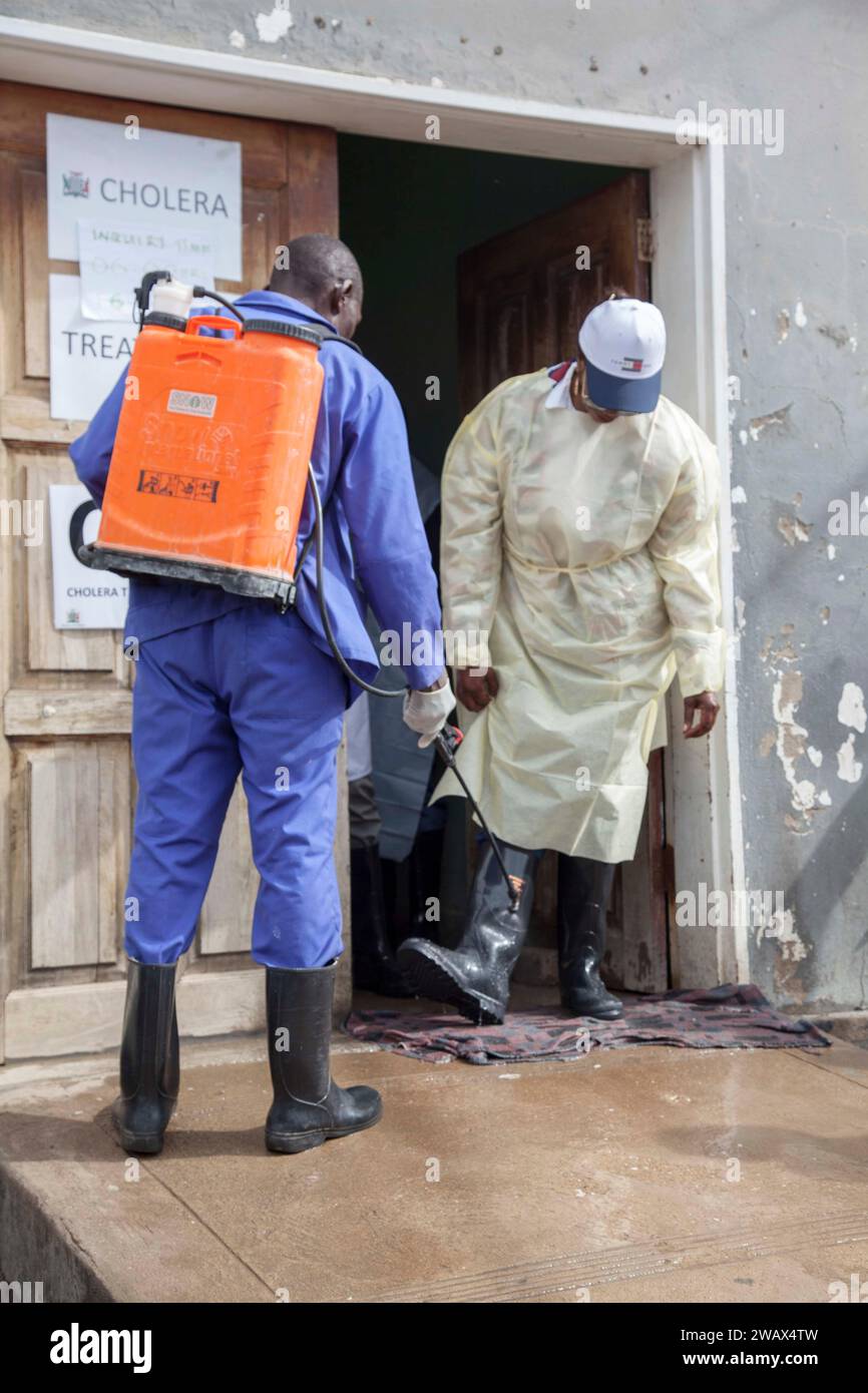 (240107) -- LUSAKA, Jan. 7, 2024 (Xinhua) -- A health worker sprays ...