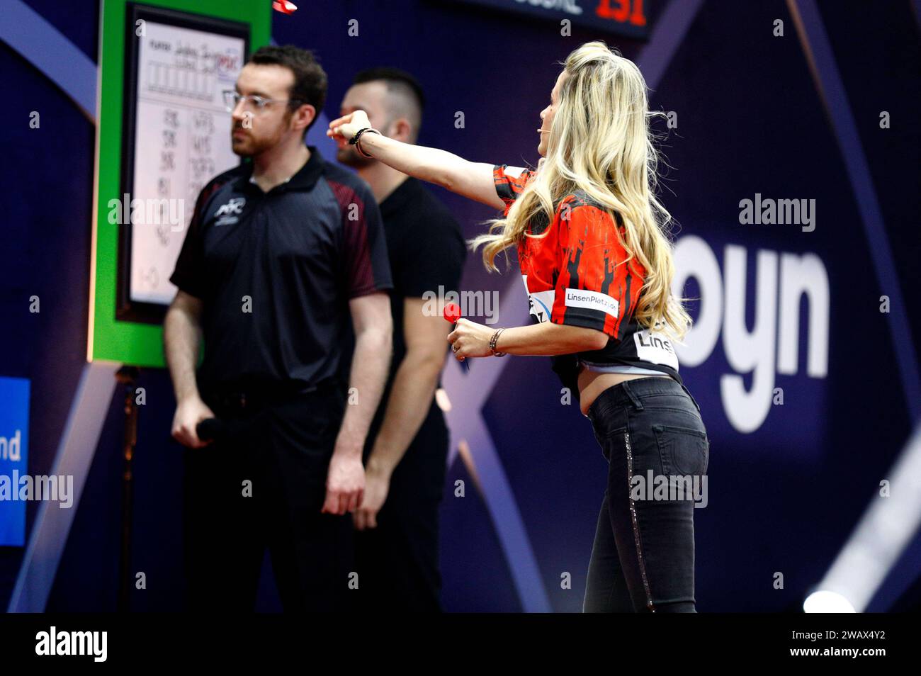 Andrea Kaiser bei der Promi-Darts-WM 2024 im Maritim Hotel. Düsseldorf ...