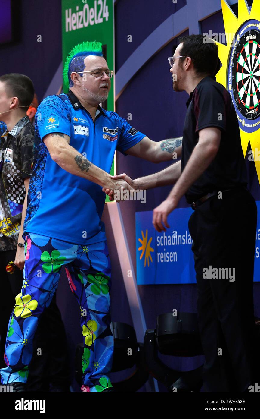 Peter Snakebite Wright bei der Promi-Darts-WM 2024 im Maritim Hotel ...