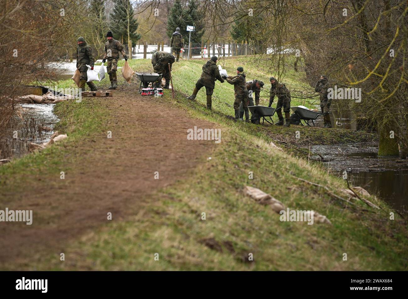 07 January 2024, Saxony-Anhalt, Oberröblingen: Bundeswehr soldiers are ...