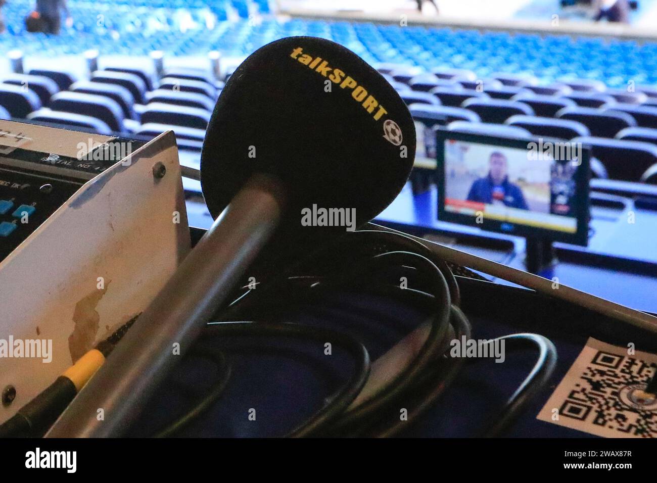 Talksport microphone hi-res stock photography and images - Alamy