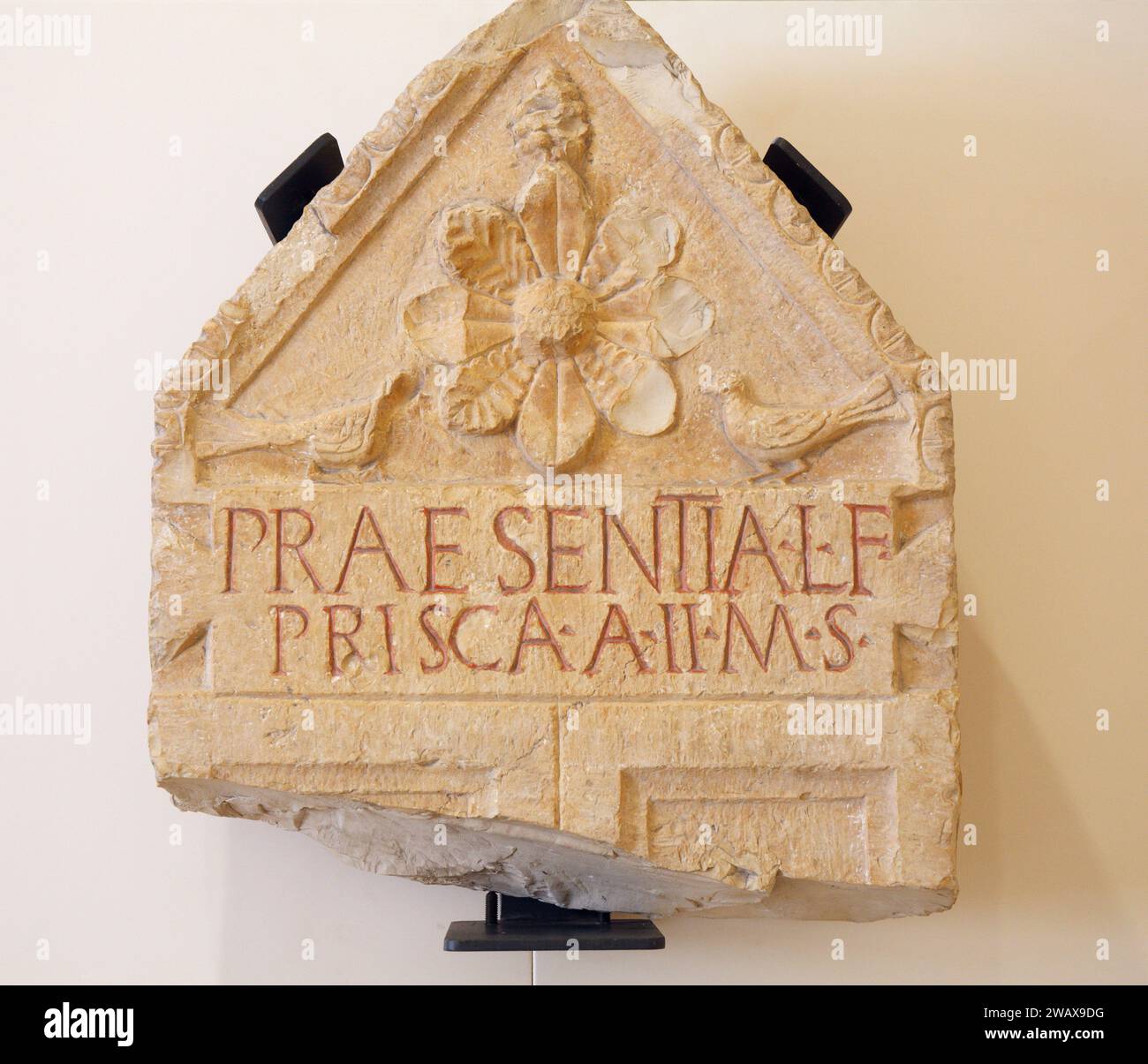 Stele sepolcrale hi-res stock photography and images - Alamy