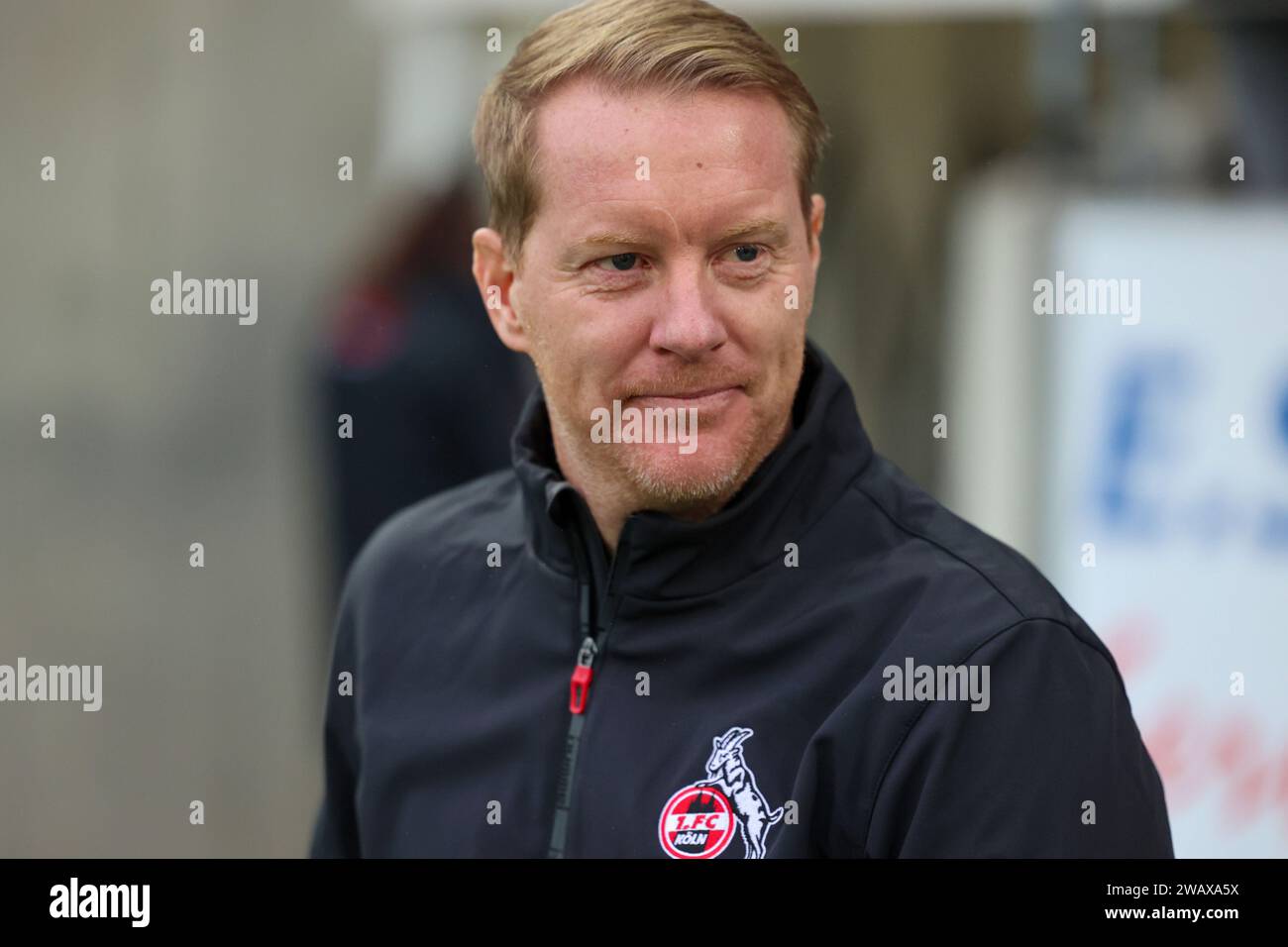 Timo Schultz Trainer 1. FC Köln schaut angespannt bei seinem ersten Spiel für Köln. Fußball ...