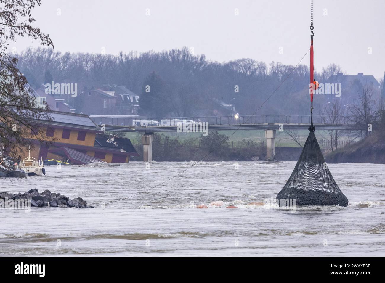 MAASTRICHT - The construction of an emergency dam at Bosscherveld. ANP ...