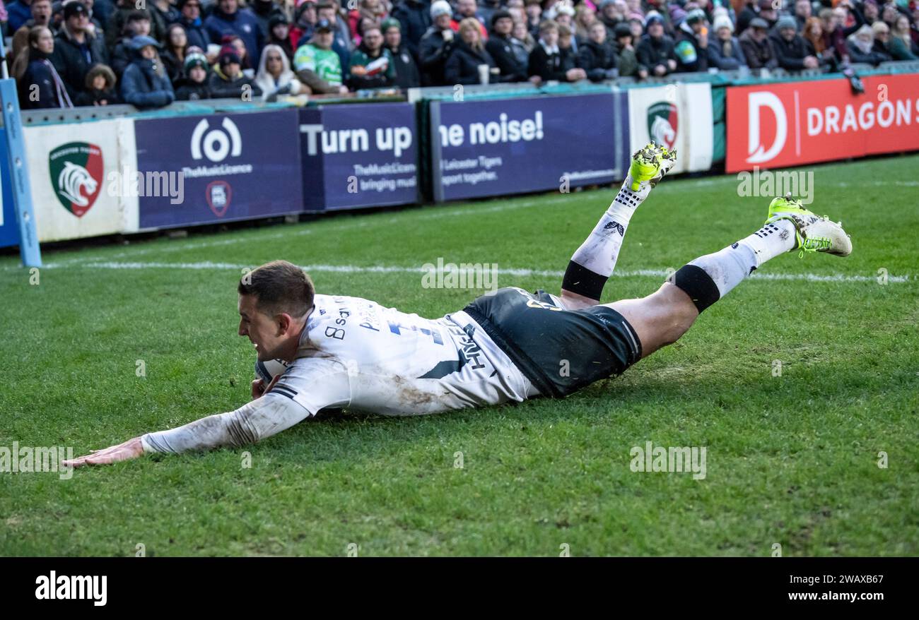 Saracens Tom Parton scoring there only try during the Leicester Tigers ...
