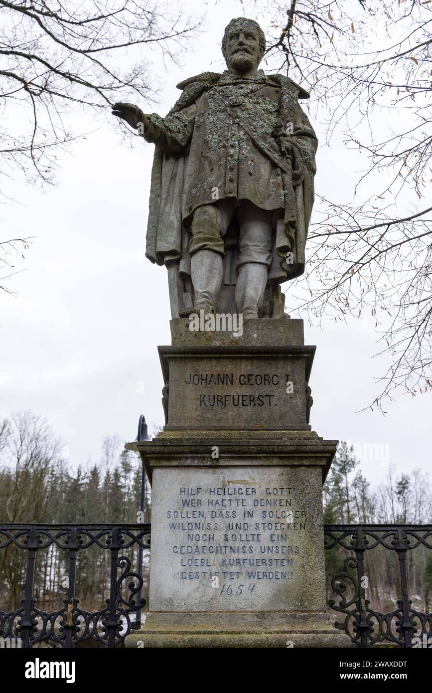 Das Denkmal des Stadtgründers Johann Georg l. von Sachsen auf dem Markt ...