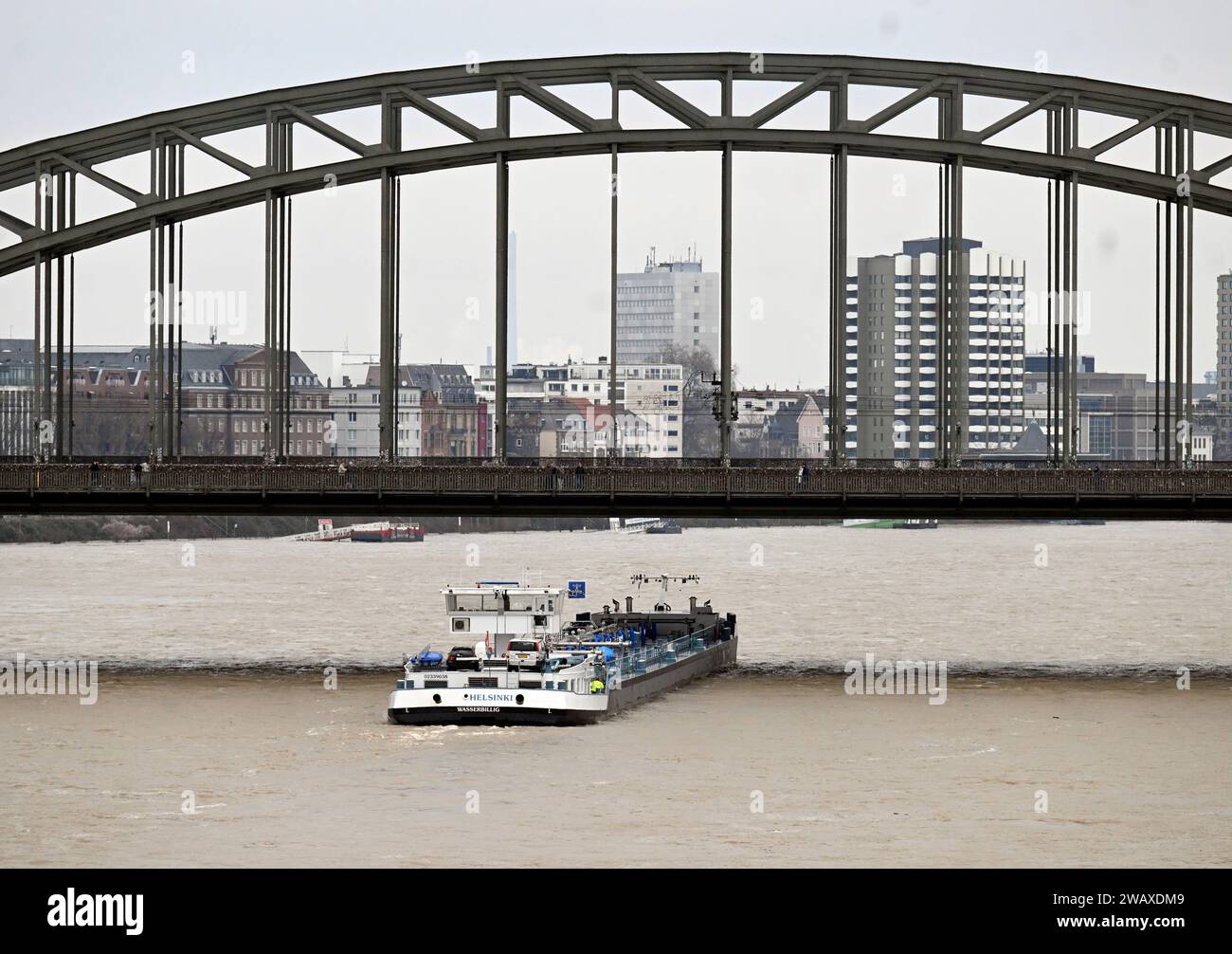 Ships under bridges hi-res stock photography and images - Alamy