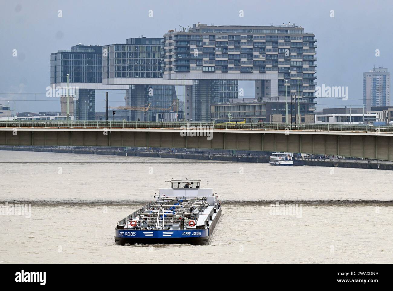 Ships under bridges hi-res stock photography and images - Alamy