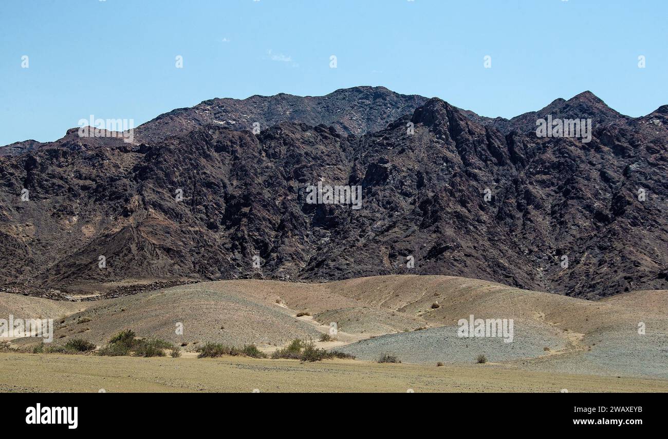 Mountain and sandy plain in the Aussenkehr Nature Park by the side of ...
