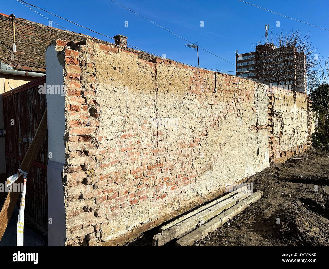 Wall demolished by tree hi-res stock photography and images - Alamy