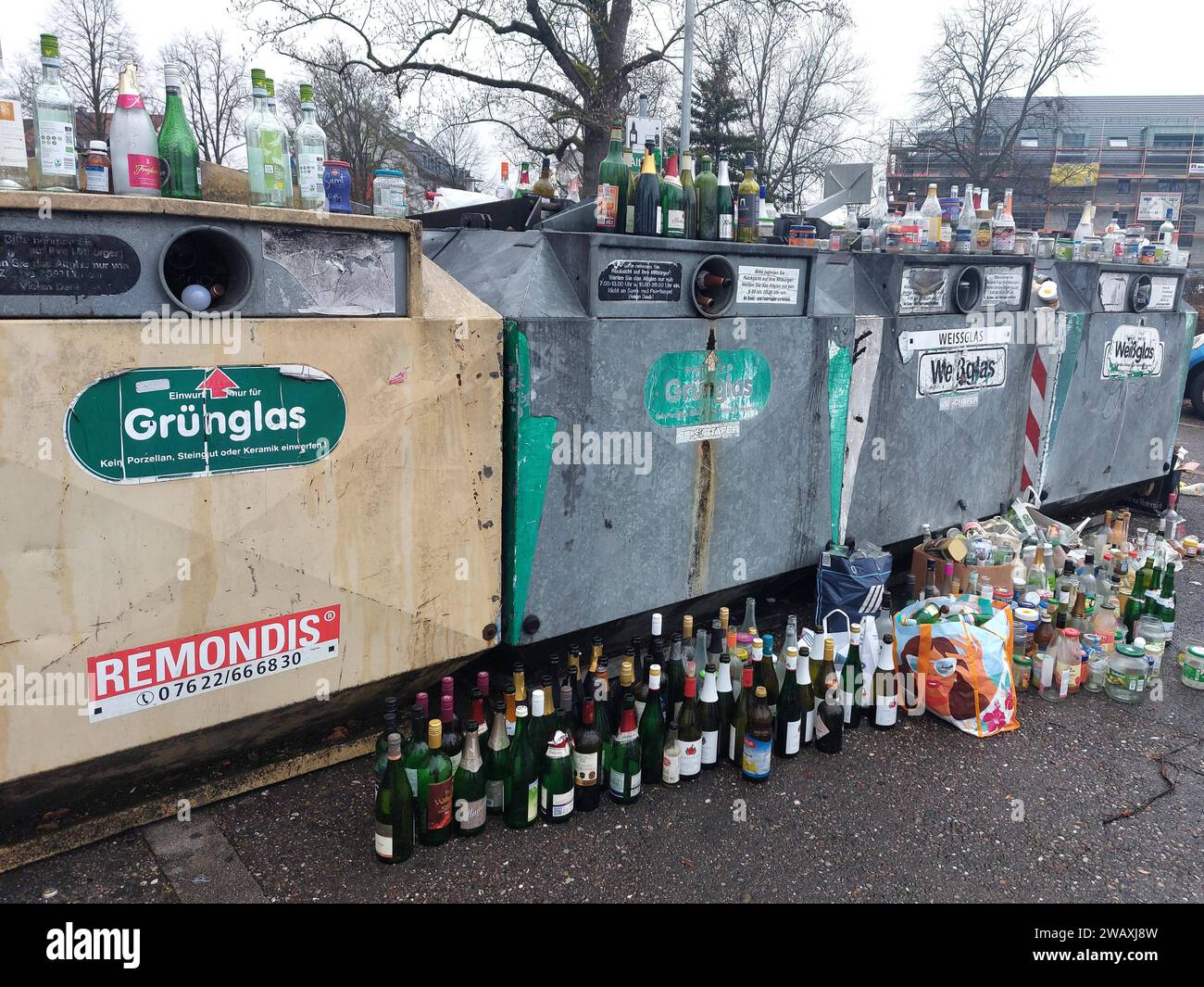 Glassammelstelle hi-res stock photography and images - Alamy