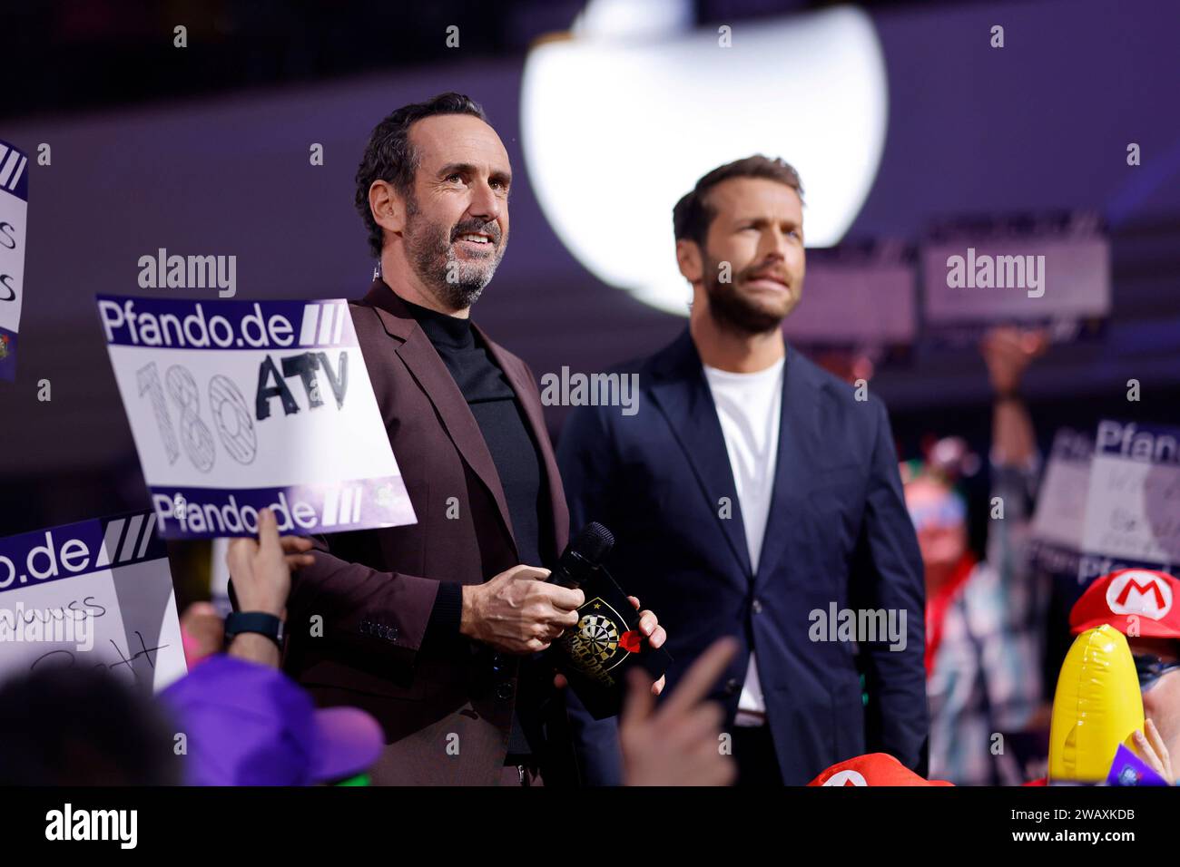 Moderator Elmar Paulke und Journalist Christian Düren bei der Pro7 ...
