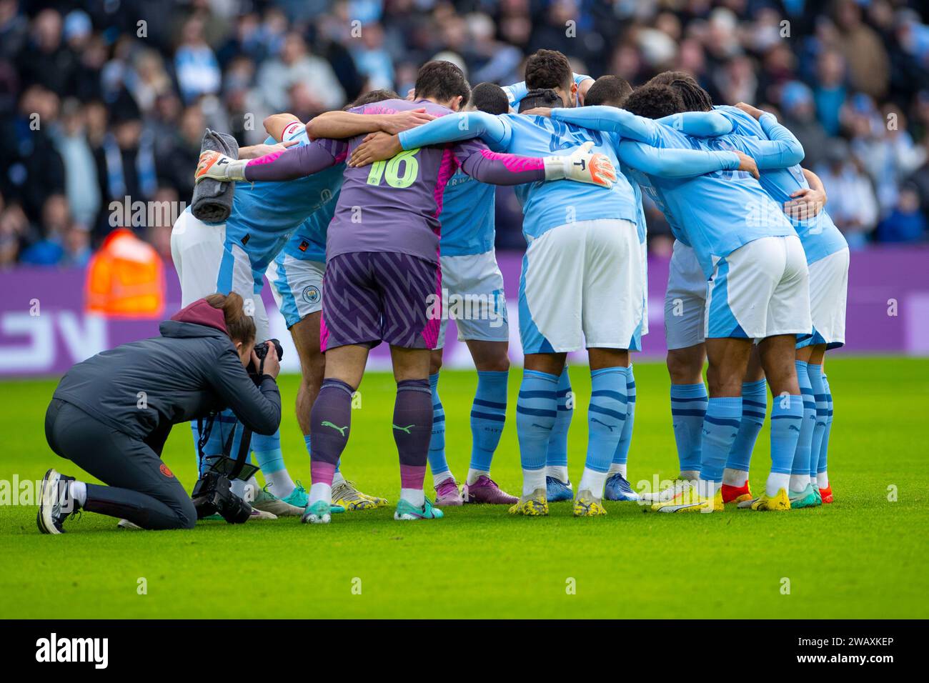 Manchester on Sunday 7th January 2024. Manchester City huddle during ...