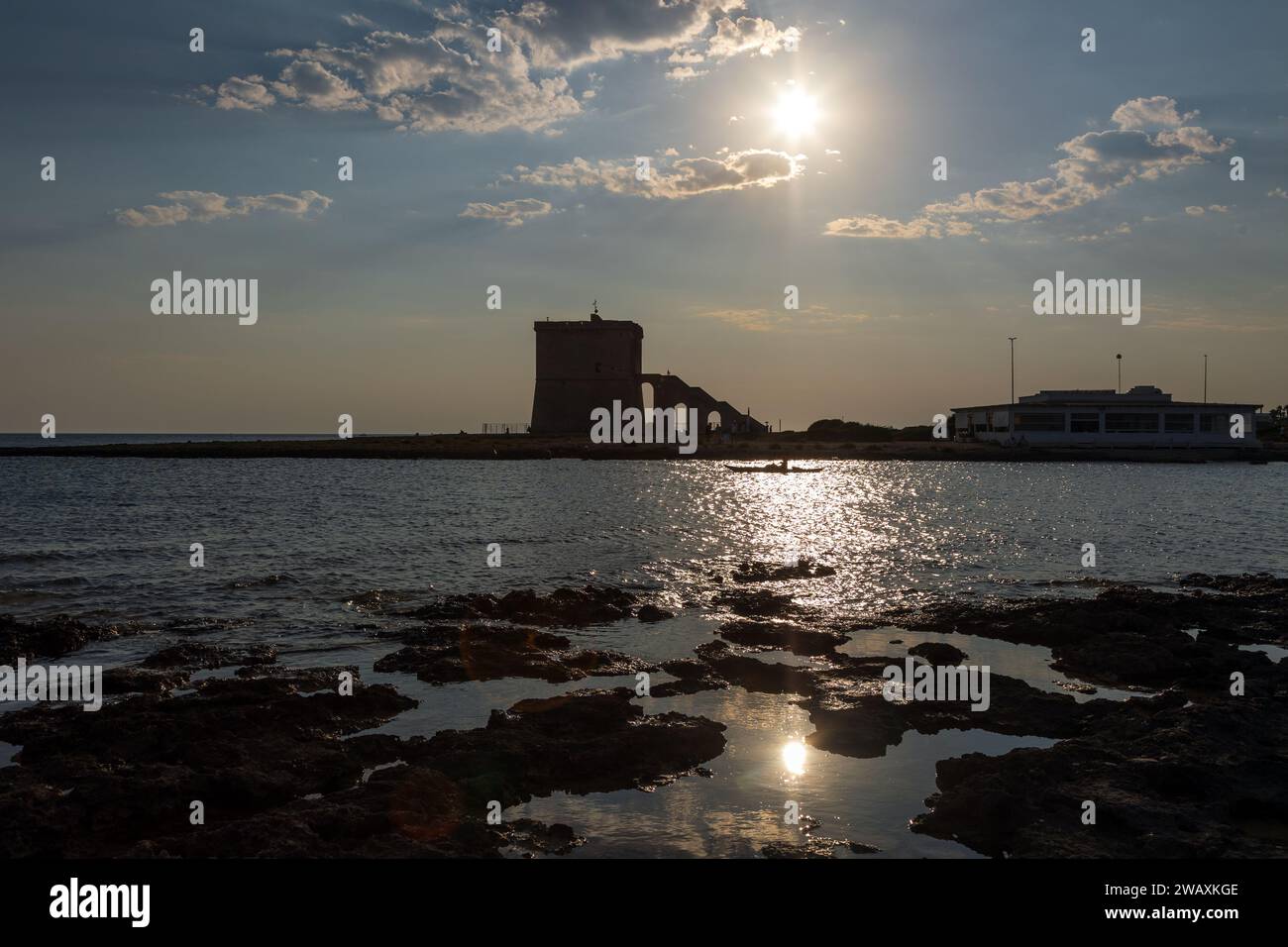 Torre Chianca a Porto Cesareo in Puglia, Italia Stock Photo - Alamy