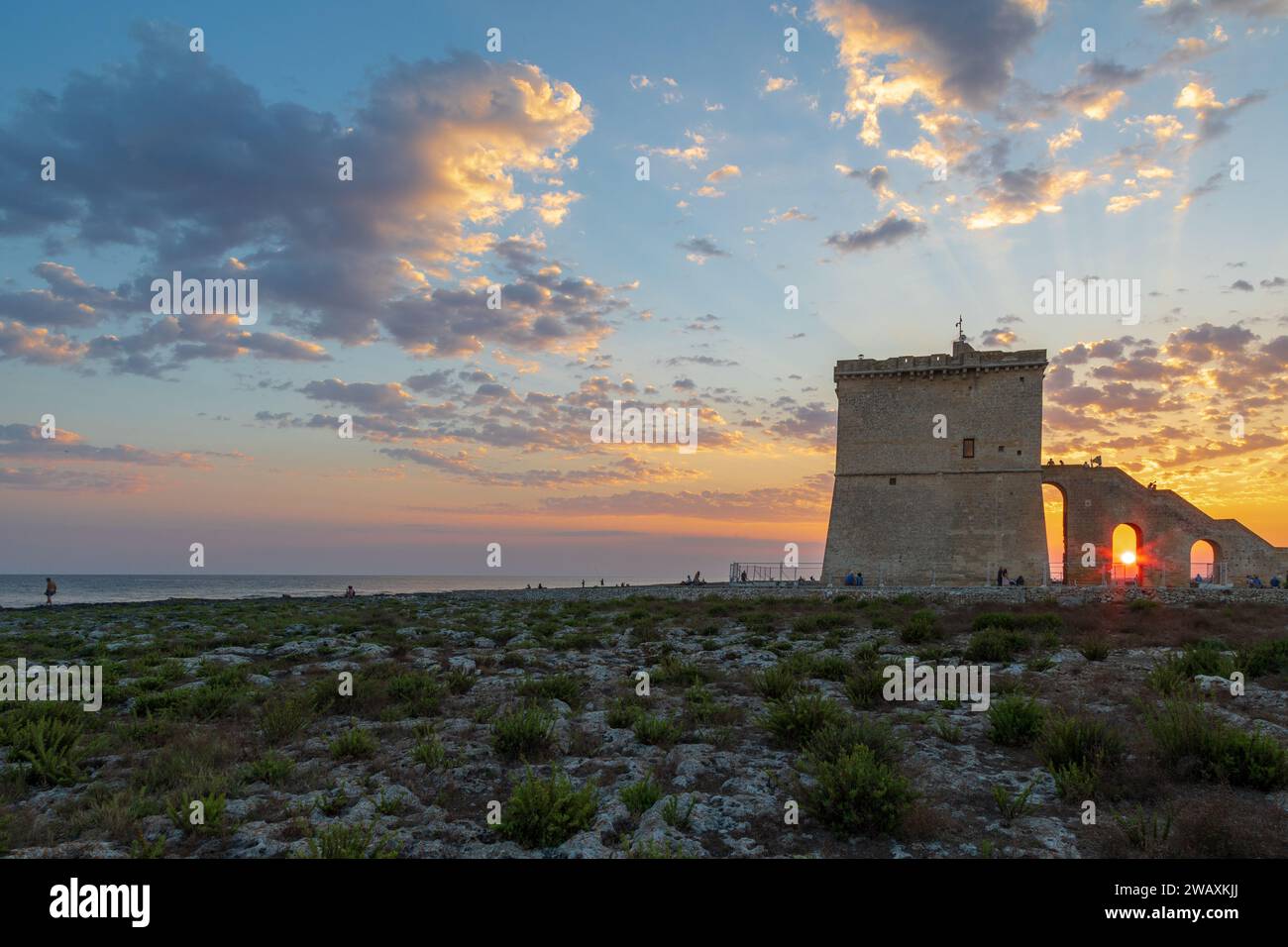 Torre di San Tommaso a Torre Lapillo in Puglia, Italia Stock Photo - Alamy
