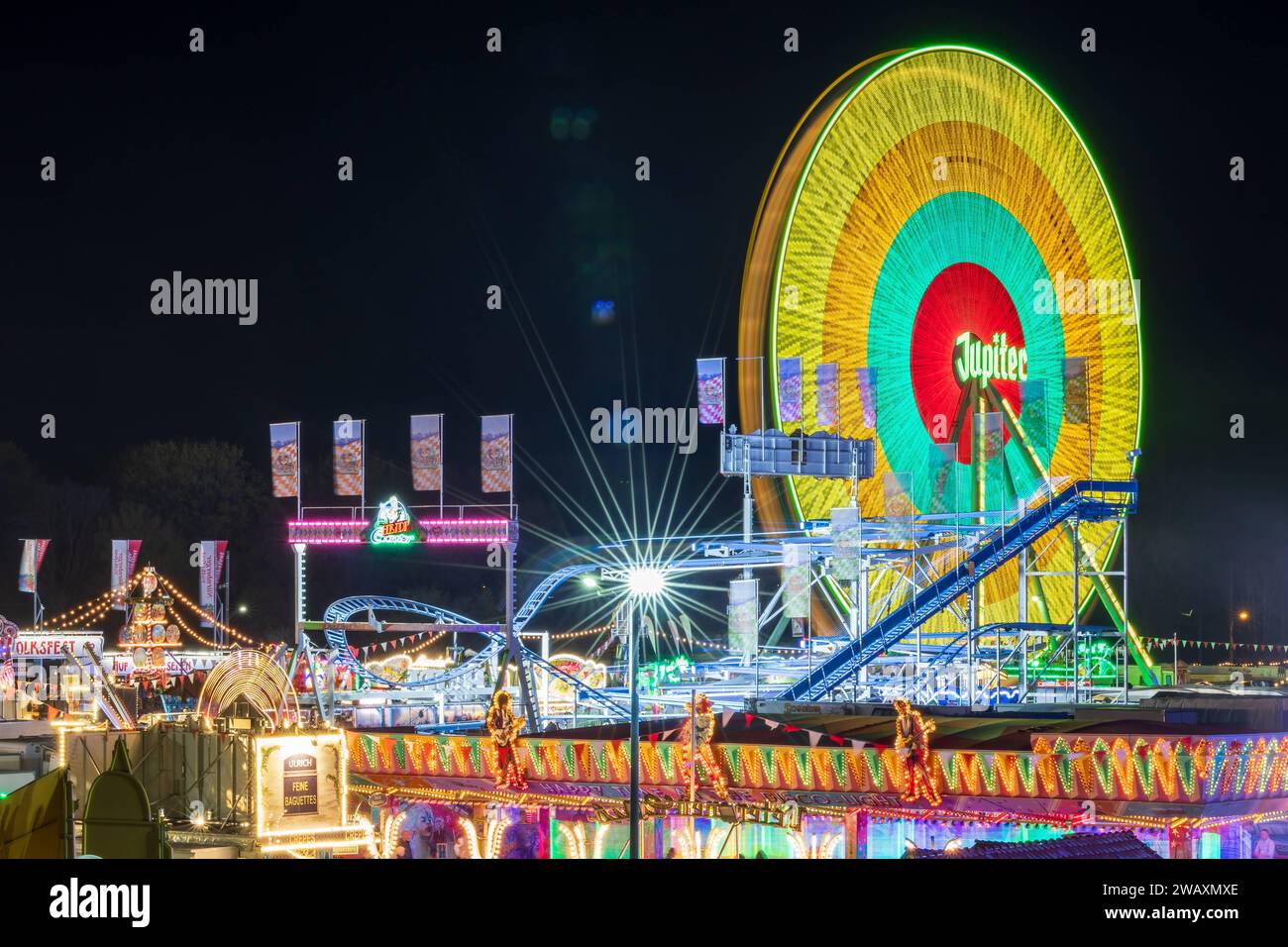 Nürnberger Volksfest bei Nacht Blick über die Fahrgeschäfte auf dem ...