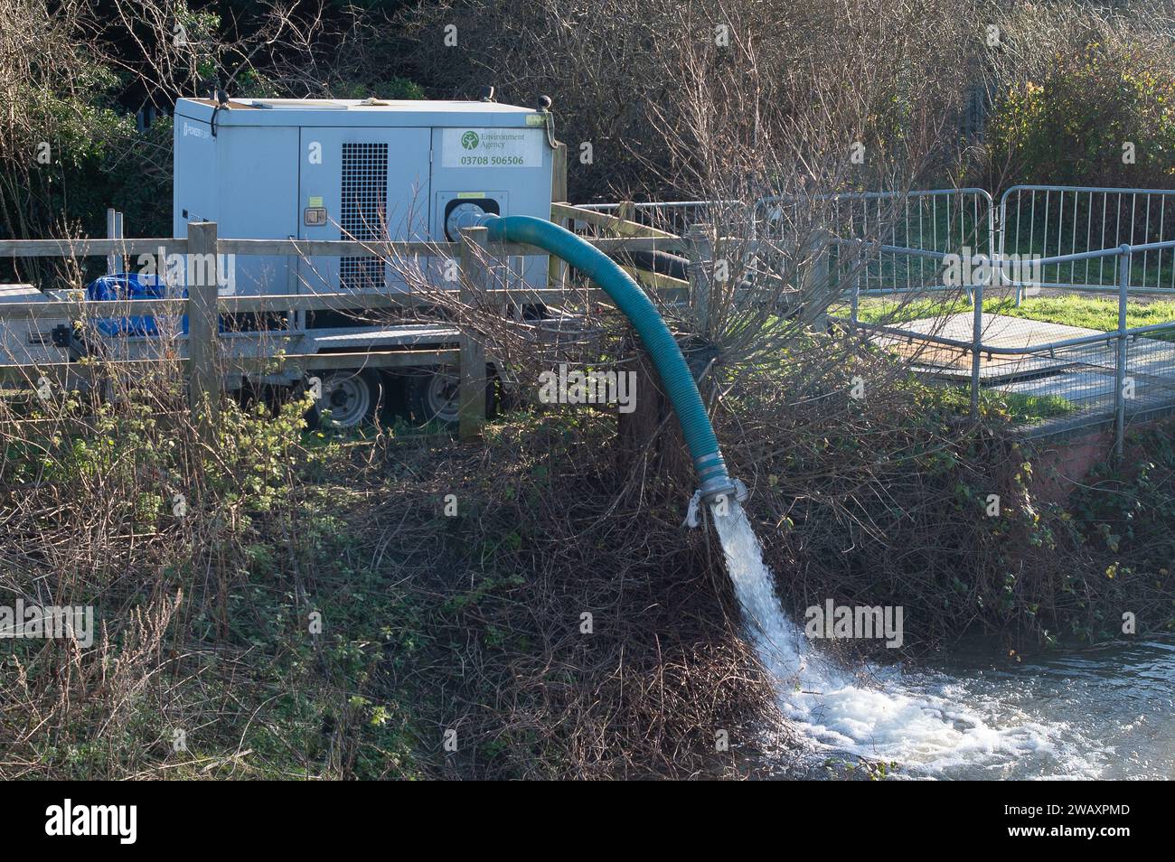 Datchet, Berkshire, UK. 7th January, 2024. The Environment Agency pump ...
