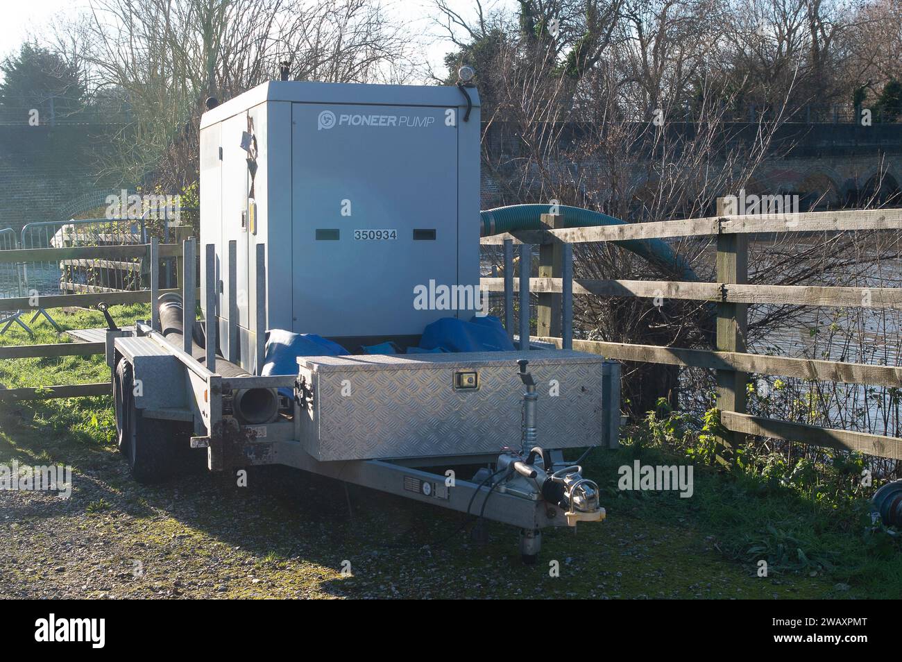 Datchet, Berkshire, UK. 7th January, 2024. The Environment Agency pump ...