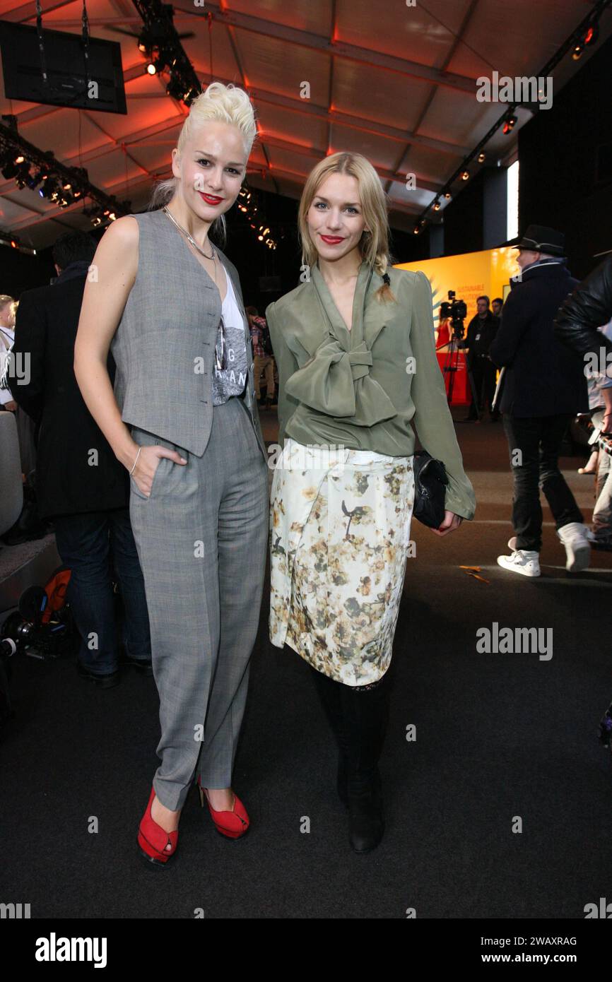 Esther Seibt und Julia Dietze MONGRELLS IN COMMON SHOW Mongrels in ...