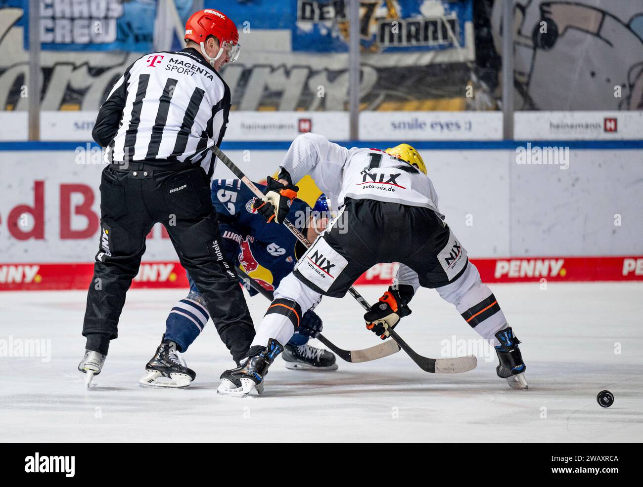 Muenchen, Deutschland. 07th Jan, 2024. Linesman Dominic Kontny fuehrt ...