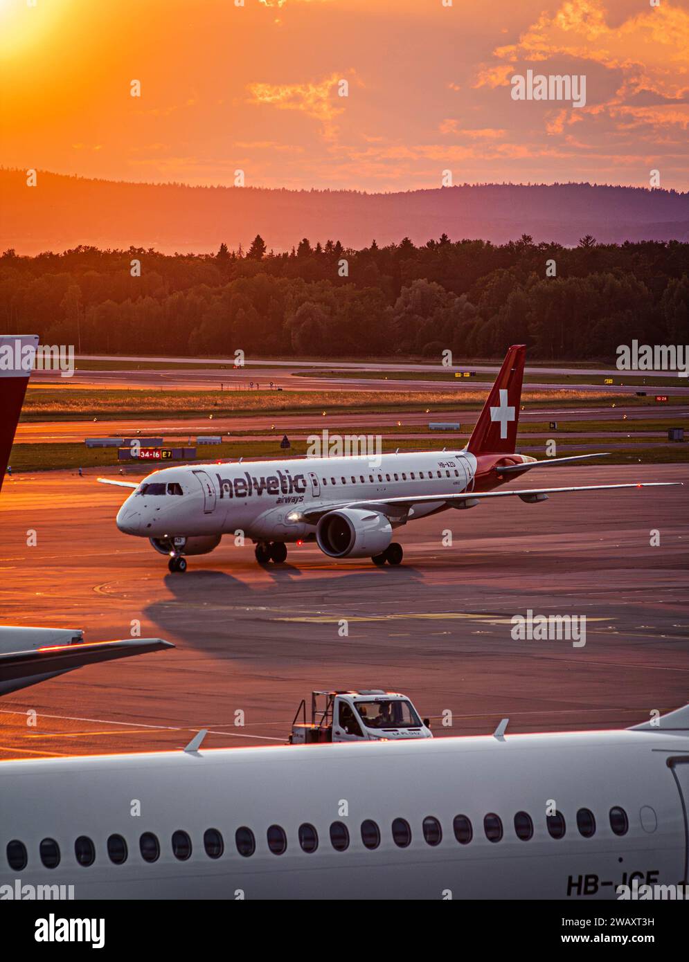 Airplane at sunset hi-res stock photography and images - Alamy