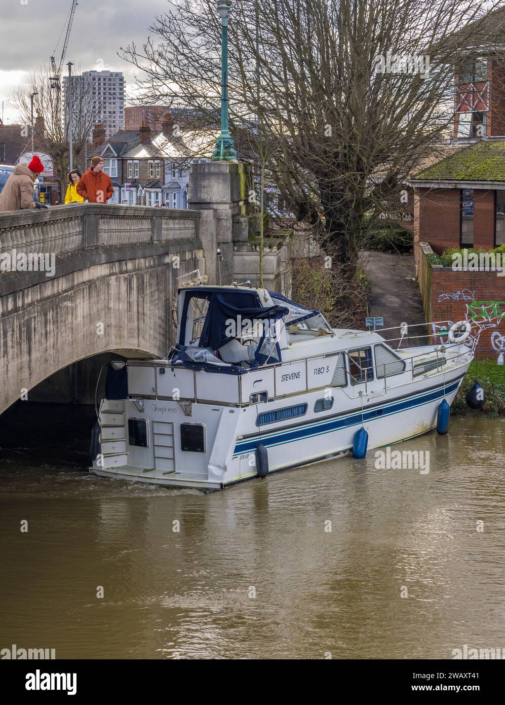 People Looking at boat that has been unmoored and stuck on Caversham ...