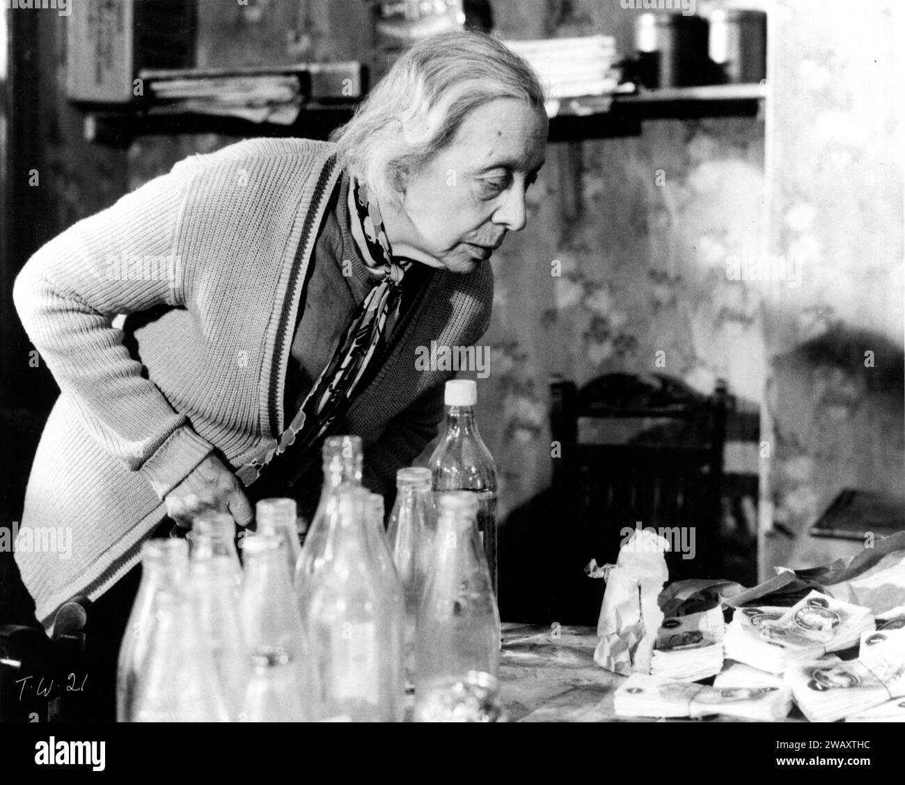 EDITH EVANS in THE WHISPERERS 1967 director / screenplay BRYAN FORBES ...