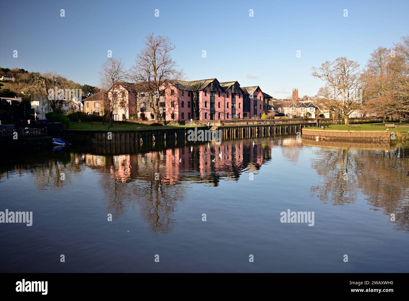 Waterside housing and reflections hi-res stock photography and images ...