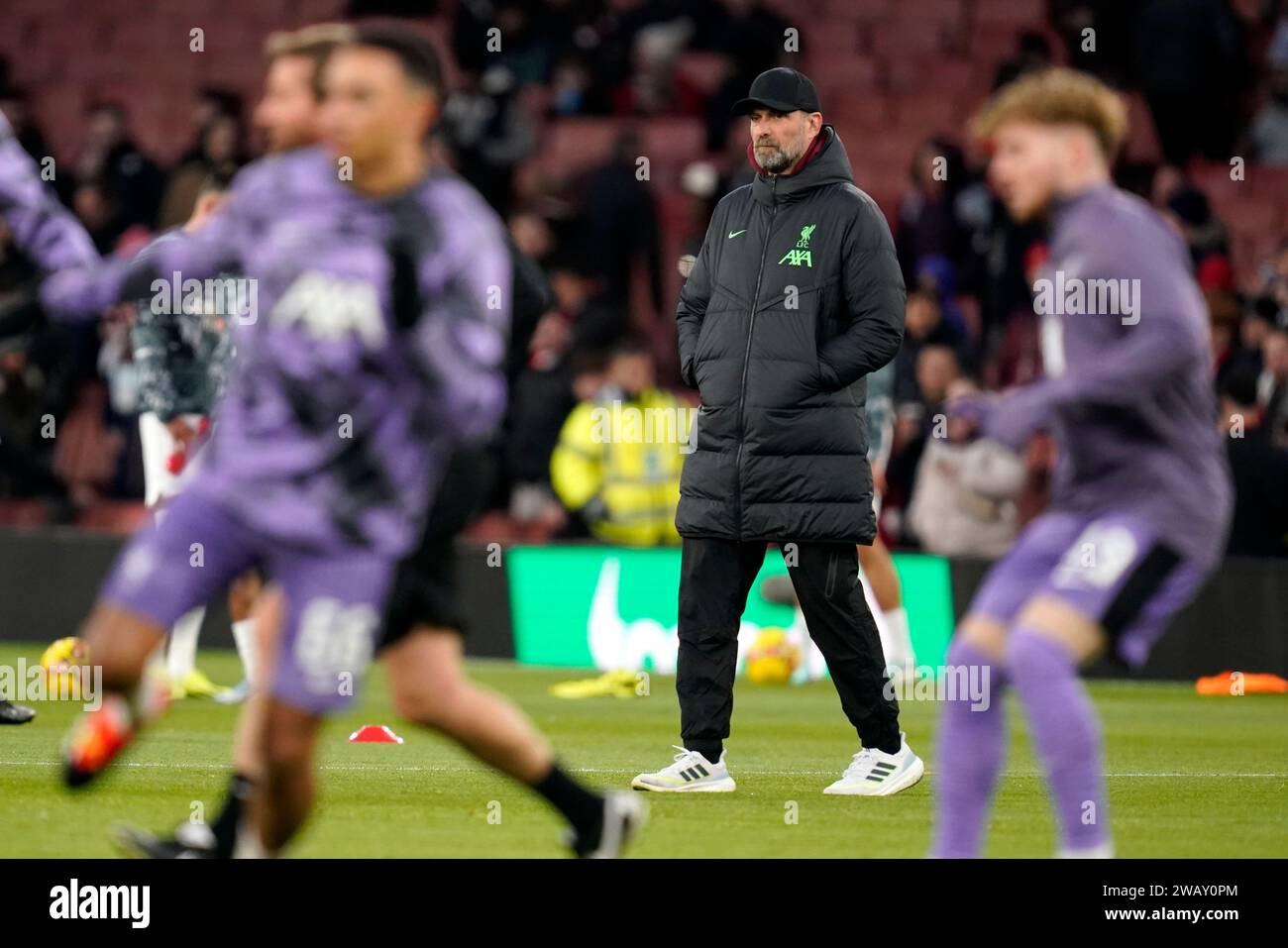 Liverpool manager Jurgen Klopp watches warm up prior to the Emirates FA ...