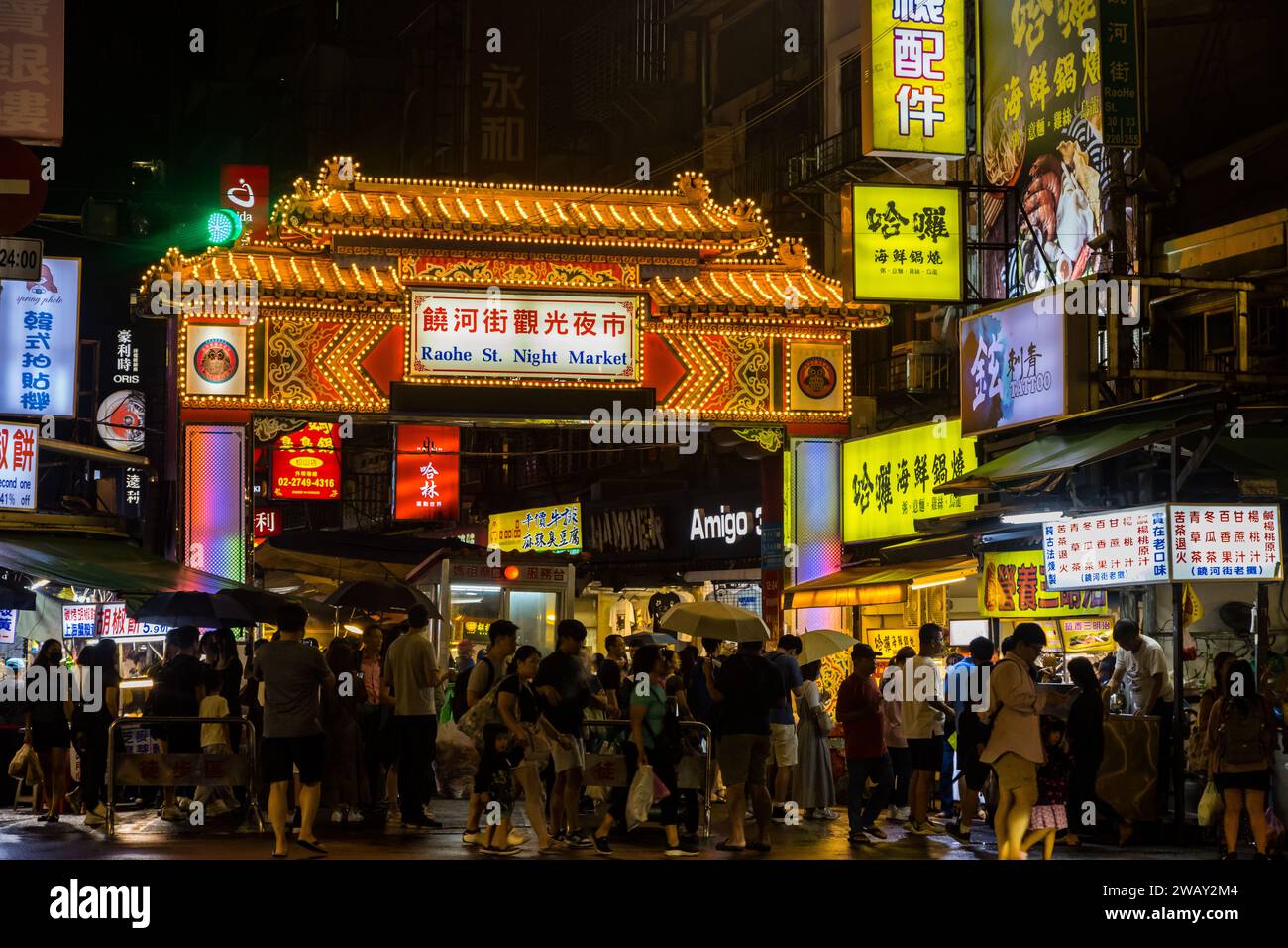 Taipei, Taiwan - October 9 2023 : Group of Tourists and Visitors outside Raohe Night Street ...