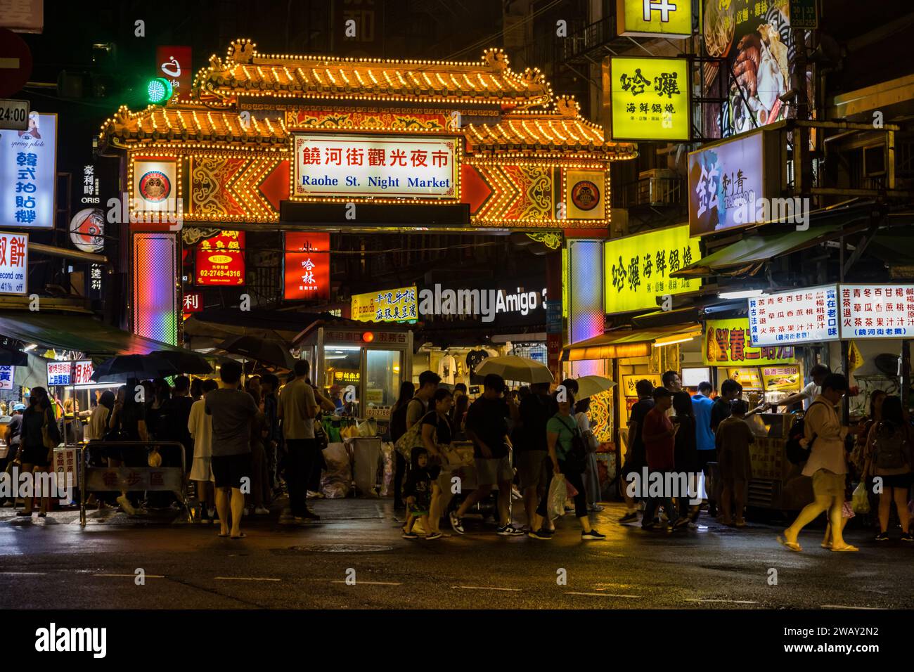 Taipei, Taiwan - October 9 2023 : Group of Tourists and Visitors outside Raohe Night Street ...