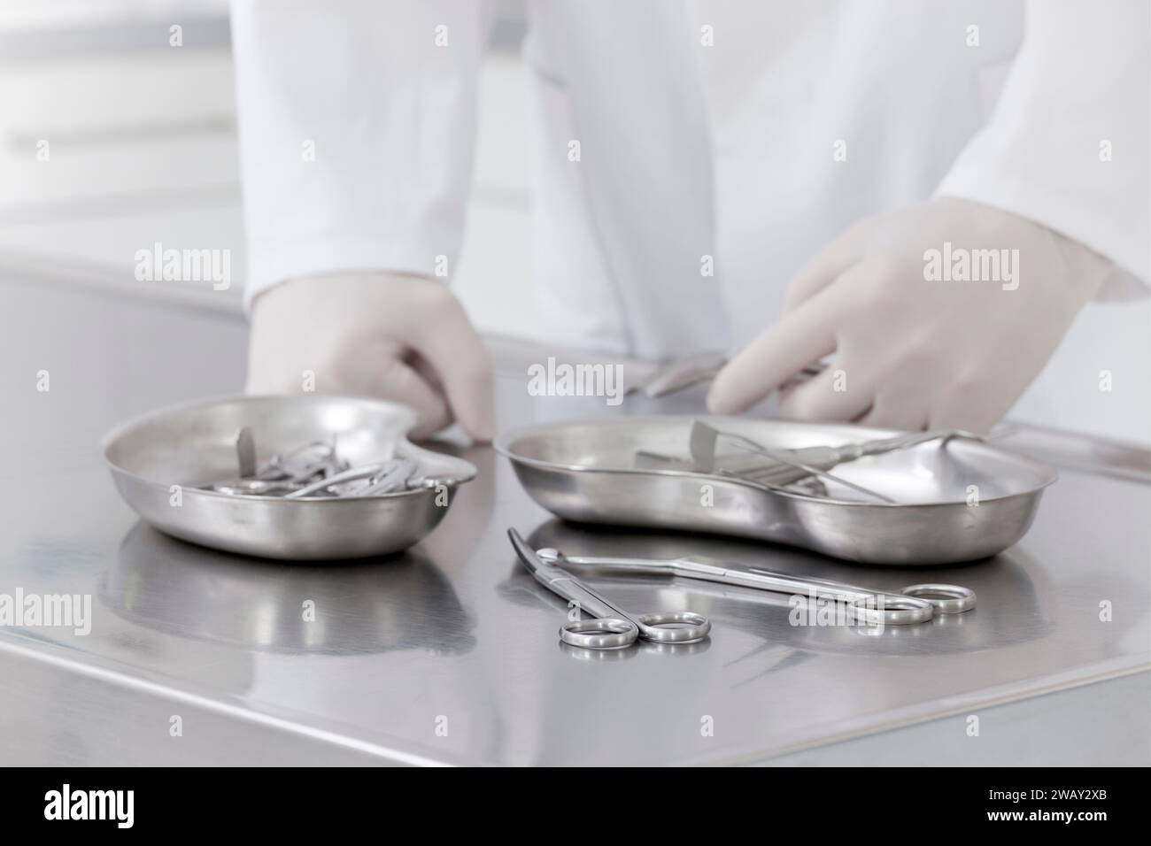 Hospital instruments hi-res stock photography and images - Alamy