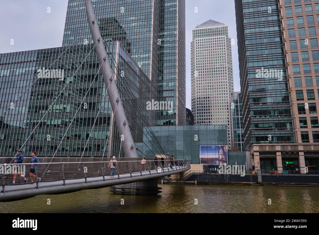 1 Canada Square and South Dock footbridge, Canary Wharf, London, E14 ...