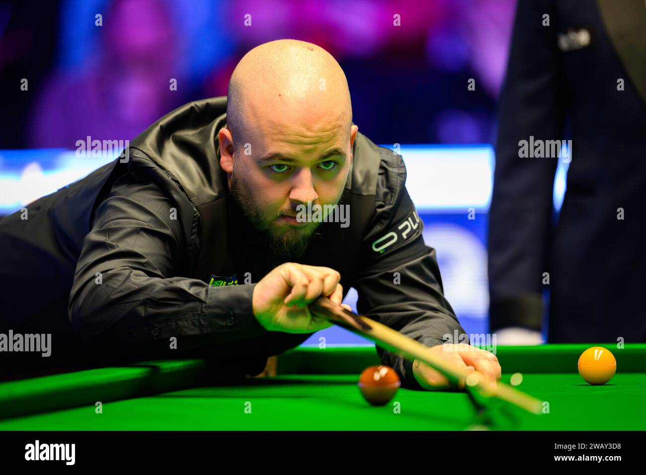 LONDON, UNITED KINGDOM. 07th Jan, 2024. Luca Brecel enters the arena ...