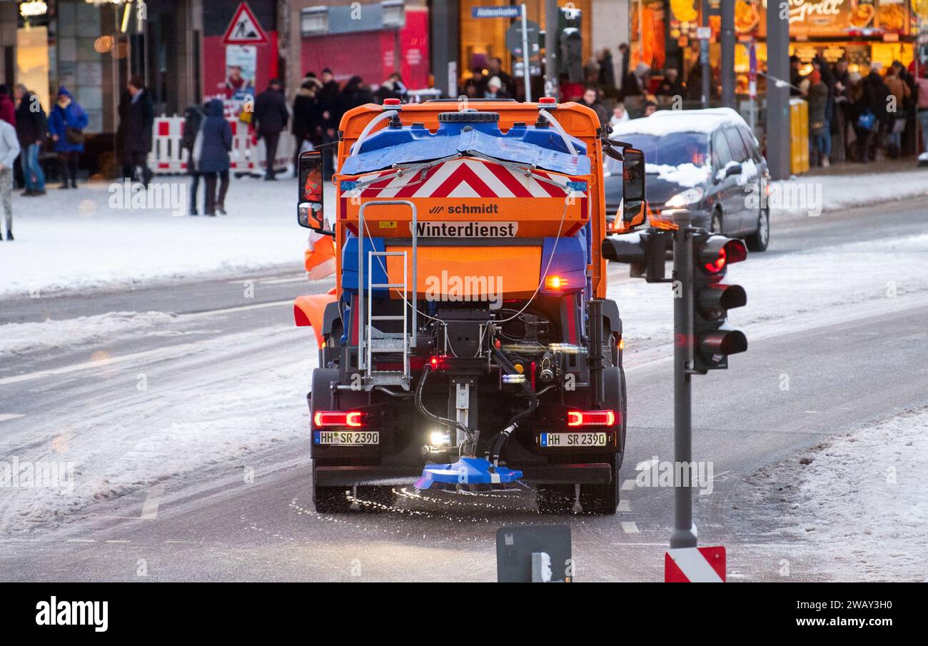 Hamburg, Germany. 07th Jan, 2024. A vehicle from the winter road ...