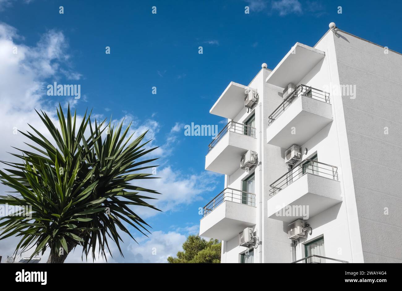 Windows modern exterior hi-res stock photography and images - Alamy