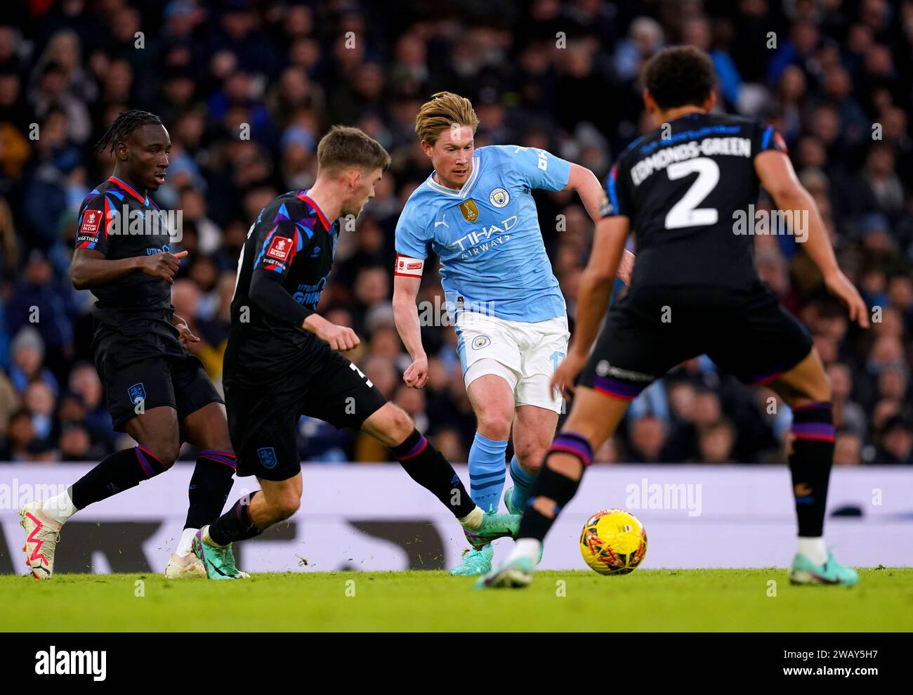 Manchester City's Kevin De Bruyne (centre right) battles for the ball ...