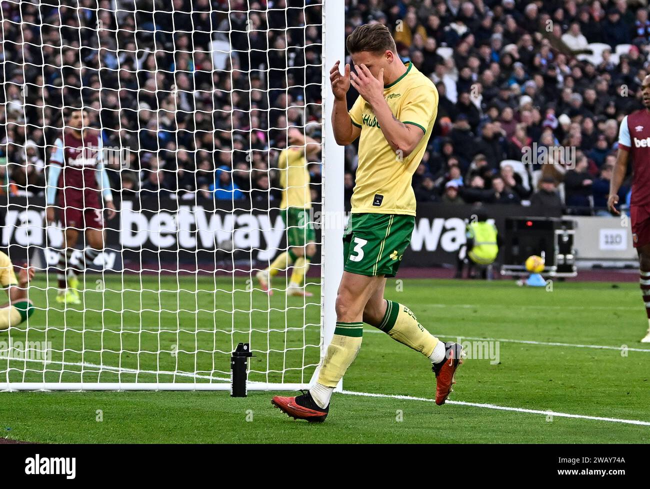 London, UK. 7th Jan, 2024. Cameron Pring (Bristol City) puts his head ...