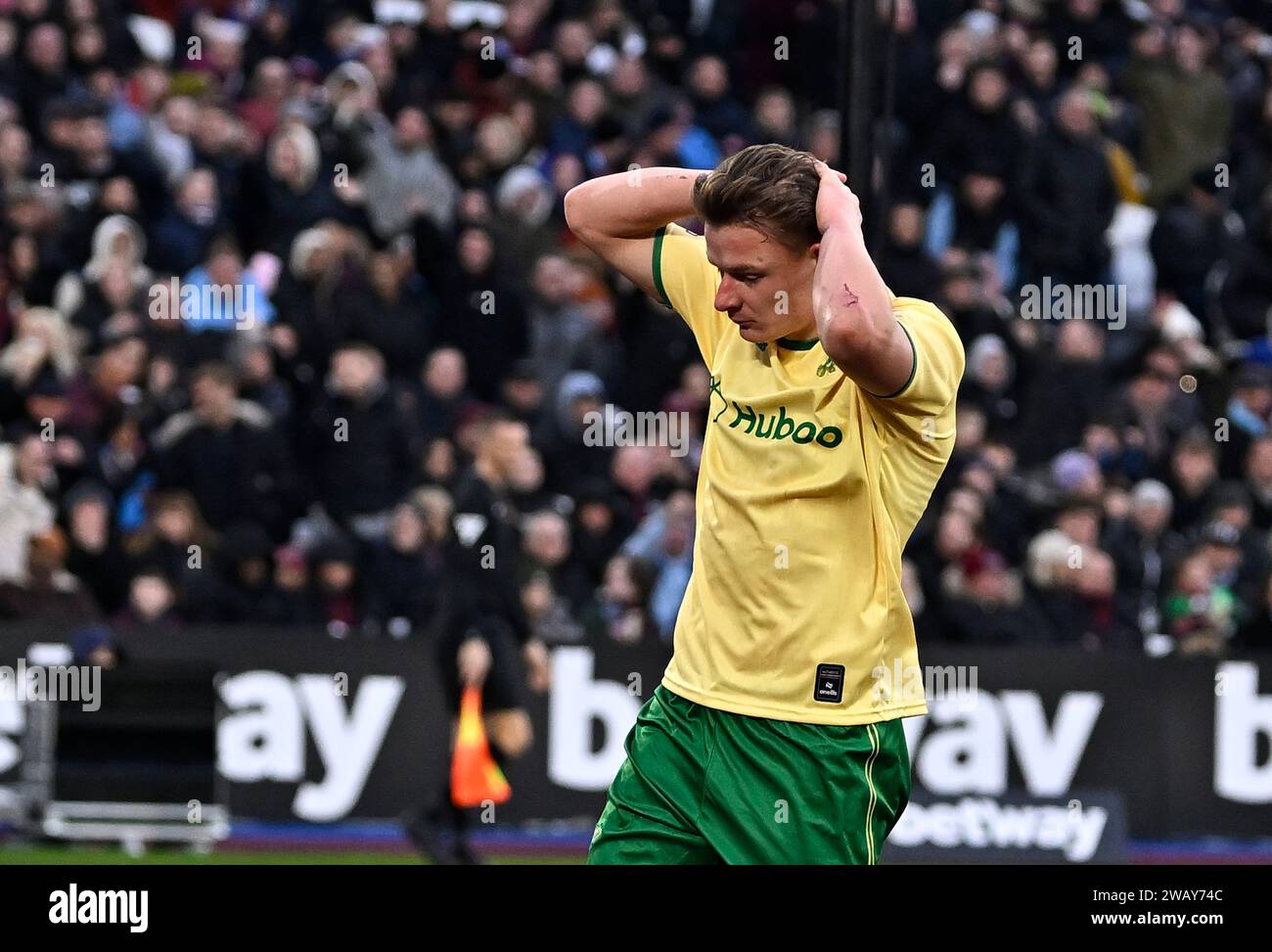 London, UK. 7th Jan, 2024. Cameron Pring (Bristol City) puts his head ...