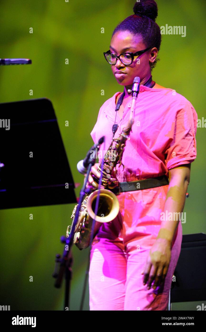 Die englische Jazz-Saxophonistin Camilla George beim Internationalen ...