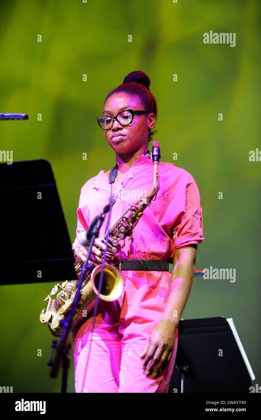 Die englische Jazz-Saxophonistin Camilla George beim Internationalen ...