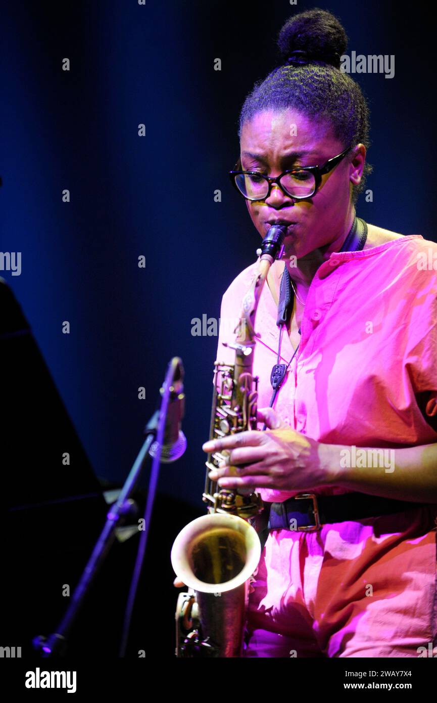 Die englische Jazz-Saxophonistin Camilla George beim Internationalen ...