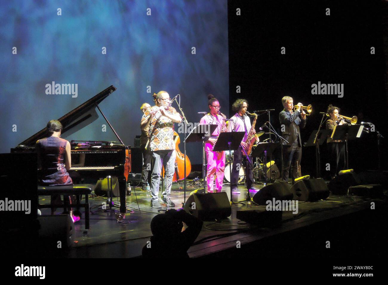 Die englische Jazz-Pianistin Zoe Rahman und ihr Oktett Colour of Sound ...