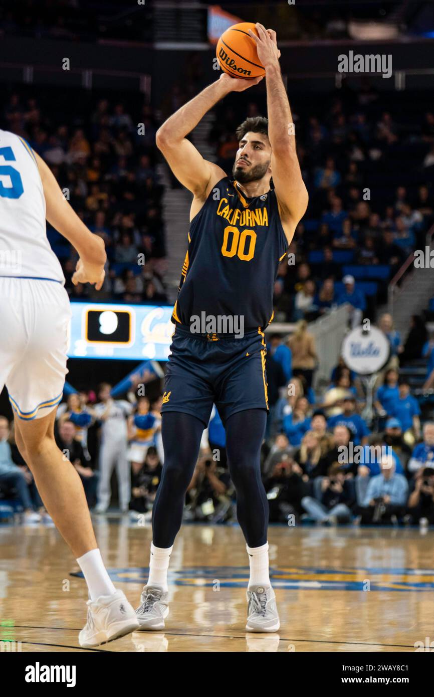 California Golden Bears forward Fardaws Aimaq (00) shoots during a NCAA ...