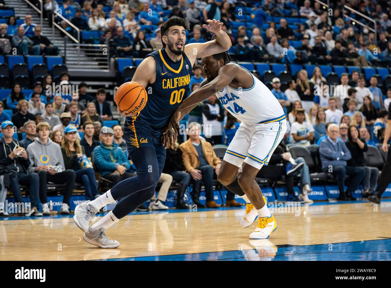 California Golden Bears forward Fardaws Aimaq (00) scores a layup and ...
